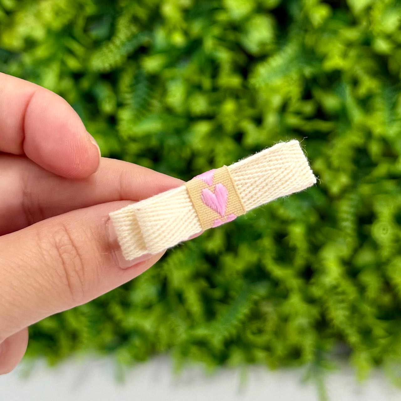 Lacinho no Bico de Pato Off-White Bordado Coração – Loja Laco de Menina